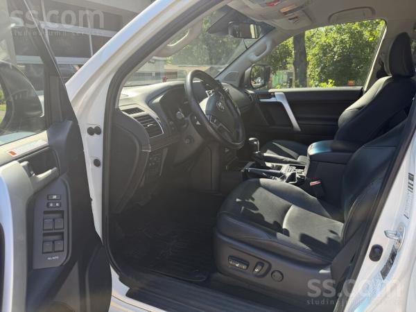 White Toyota Land Cruiser 2020 in Riga, with an engine capacity of 2.80 L and mileage of 125 thousand km for 45000 €, photo 7 on AUTOMOTO.COM.LV