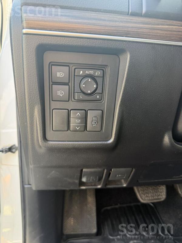 White Toyota Land Cruiser 2020 in Riga, with an engine capacity of 2.80 L and mileage of 125 thousand km for 45000 €, photo 10 on AUTOMOTO.COM.LV