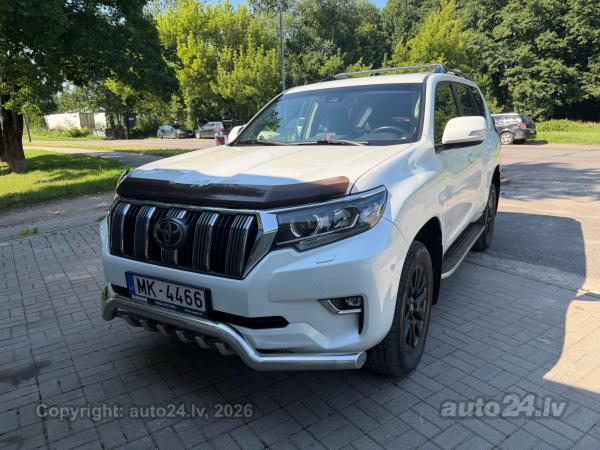 Toyota Land Cruiser 2020 in Riga on AUTOMOTO.COM.LV White Toyota Land Cruiser 2020 in Riga, with an engine capacity of 2.80 L and mileage of 125 thousand km for 43000 €, photo 3 on AUTOMOTO.COM.LV