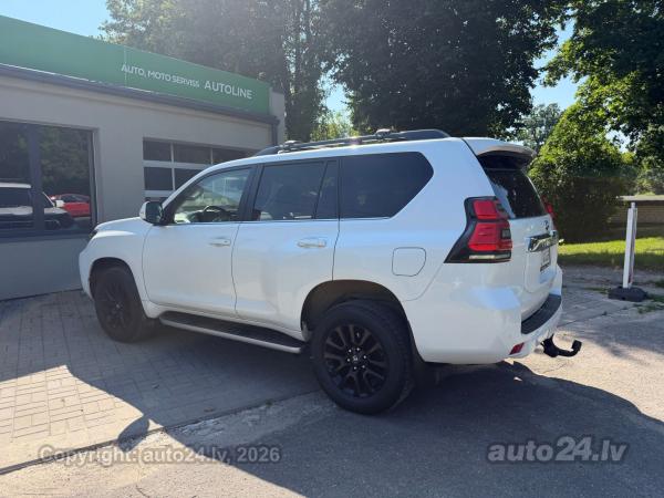 Toyota Land Cruiser 2020 in Riga on AUTOMOTO.COM.LV White Toyota Land Cruiser 2020 in Riga, with an engine capacity of 2.80 L and mileage of 125 thousand km for 43000 €, photo 5 on AUTOMOTO.COM.LV