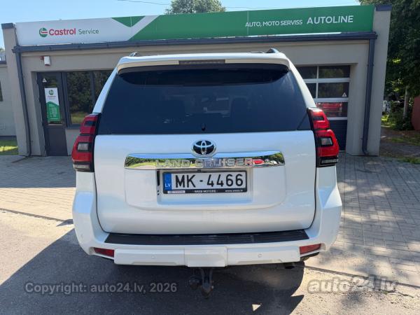 Toyota Land Cruiser 2020 in Riga on AUTOMOTO.COM.LV White Toyota Land Cruiser 2020 in Riga, with an engine capacity of 2.80 L and mileage of 125 thousand km for 43000 €, photo 6 on AUTOMOTO.COM.LV
