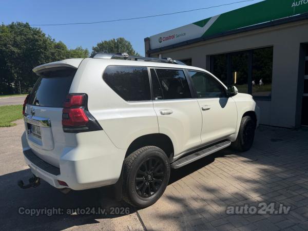 Toyota Land Cruiser 2020 in Riga on AUTOMOTO.COM.LV White Toyota Land Cruiser 2020 in Riga, with an engine capacity of 2.80 L and mileage of 125 thousand km for 43000 €, photo 7 on AUTOMOTO.COM.LV