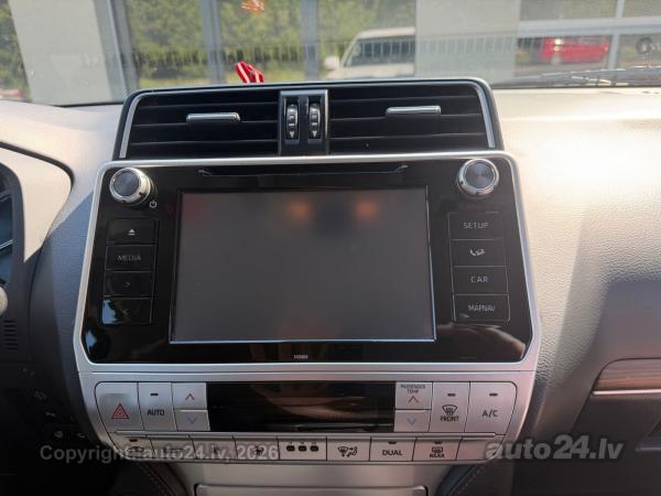 Toyota Land Cruiser 2020 in Riga on AUTOMOTO.COM.LV White Toyota Land Cruiser 2020 in Riga, with an engine capacity of 2.80 L and mileage of 125 thousand km for 43000 €, photo 9 on AUTOMOTO.COM.LV