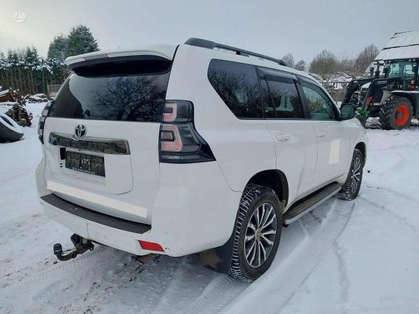 Balts Toyota Land Cruiser 2021 Viļņa, ar dzinēja tilpumu 2.76 L un nobraukumu 232 tūkst. km par 40690 €, foto 4 vietnē AUTOMOTO.COM.LV