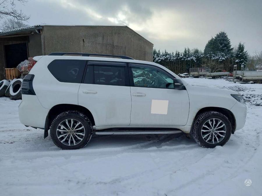 Balts Toyota Land Cruiser 2021 Viļņa, ar dzinēja tilpumu 2.76 L un nobraukumu 232 tūkst. km par 40690 €, foto 8 vietnē AUTOMOTO.COM.LV