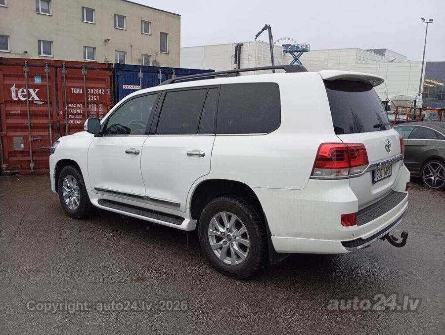 White Toyota Land Cruiser 2021 in Tallinn, with an engine capacity of 4.60 L and mileage of 45 thousand km for 69000 €, photo 1 on AUTOMOTO.COM.LV