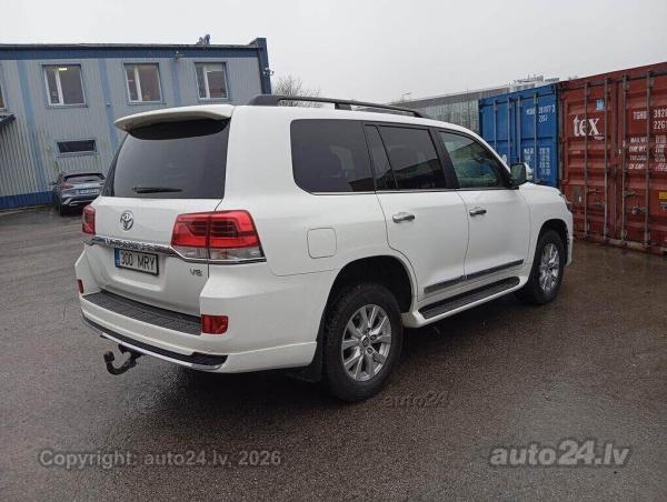 White Toyota Land Cruiser 2021 in Tallinn, with an engine capacity of 4.60 L and mileage of 45 thousand km for 69000 €, photo 2 on AUTOMOTO.COM.LV