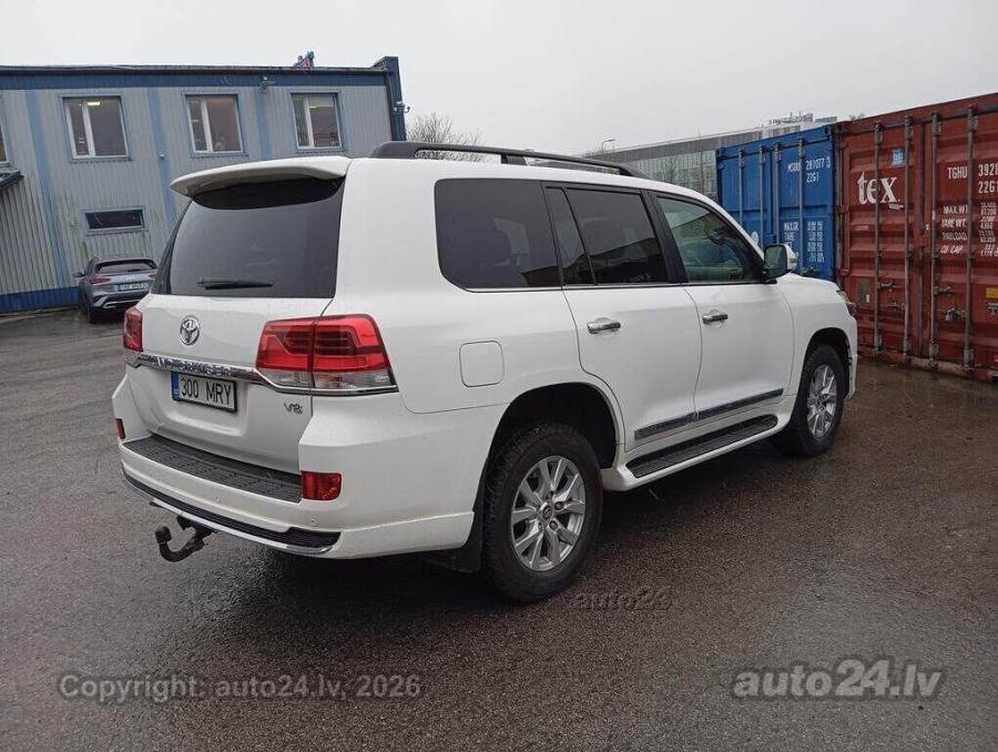 White Toyota Land Cruiser 2021 in Tallinn, with an engine capacity of 4.60 L and mileage of 45 thousand km for 69000 €, photo 2 on AUTOMOTO.COM.LV