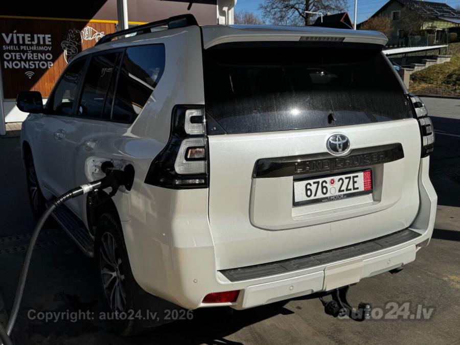 White Toyota Land Cruiser 2021 in Tallinn, with an engine capacity of 2.80 L and mileage of 132 thousand km for 58900 €, photo 2 on AUTOMOTO.COM.LV