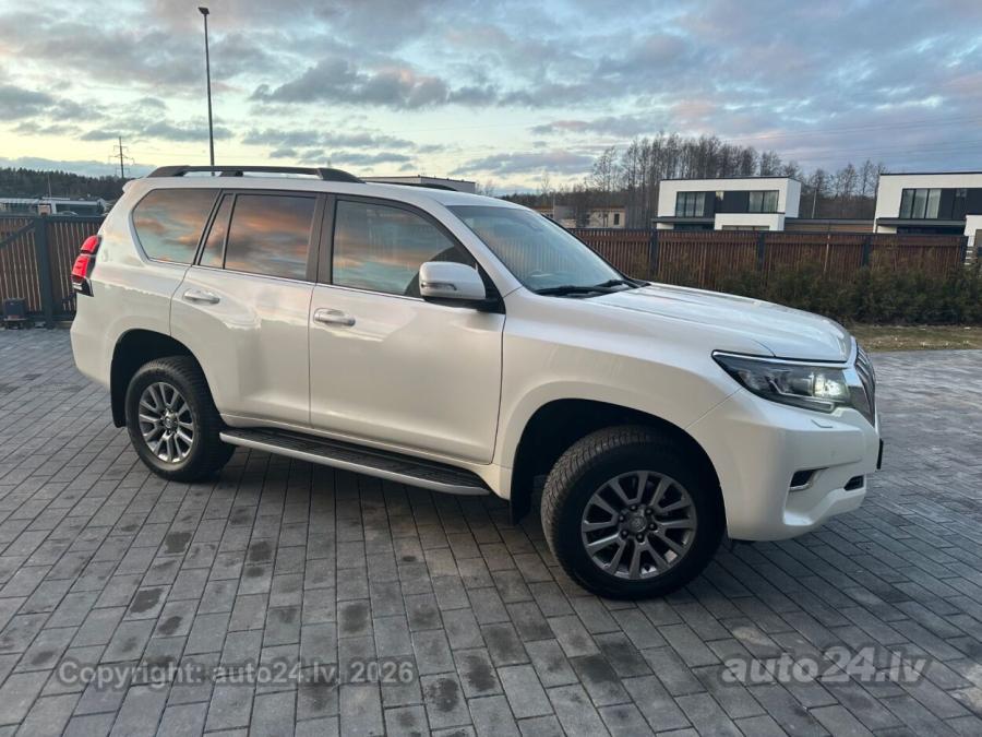Balts Toyota Land Cruiser 2021 Tallina, ar dzinēja tilpumu 2.80 L un nobraukumu 127 tūkst. km par 52900 €, foto 2 vietnē AUTOMOTO.COM.LV