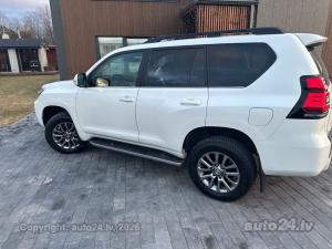 Balts Toyota Land Cruiser 2021 Tallina, ar dzinēja tilpumu 2.80 L un nobraukumu 127 tūkst. km par 52900 €, foto 3 vietnē AUTOMOTO.COM.LV