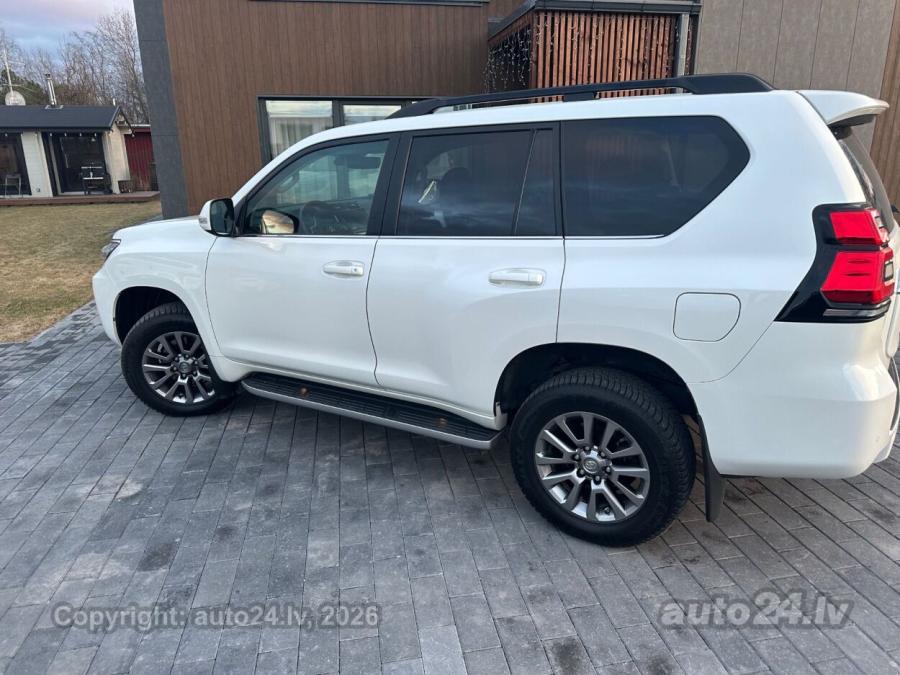 Balts Toyota Land Cruiser 2021 Tallina, ar dzinēja tilpumu 2.80 L un nobraukumu 127 tūkst. km par 52900 €, foto 3 vietnē AUTOMOTO.COM.LV
