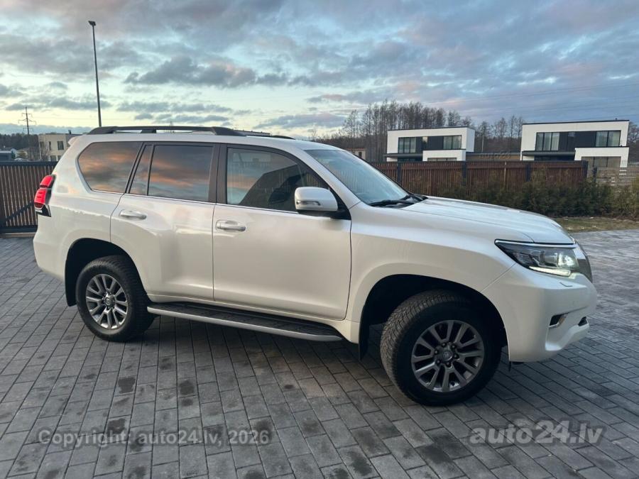 Balts Toyota Land Cruiser 2021 Tallina, ar dzinēja tilpumu 2.80 L un nobraukumu 127 tūkst. km par 52900 €, foto 4 vietnē AUTOMOTO.COM.LV