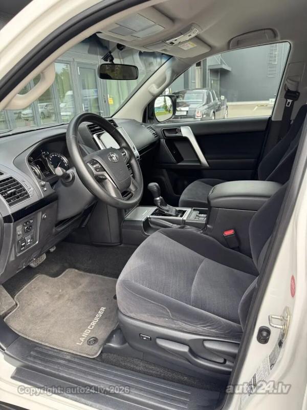 Balts Toyota Land Cruiser 2021 Tallina, ar dzinēja tilpumu 2.80 L un nobraukumu 22 tūkst. km par 59995 €, foto 9 vietnē AUTOMOTO.COM.LV