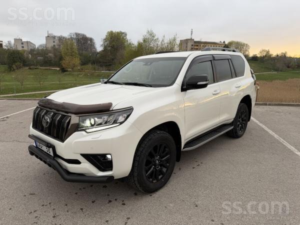 Balts Toyota Land Cruiser 2021 Talsi, ar dzinēja tilpumu 2.80 L un nobraukumu 104 tūkst. km par 50000 €, foto 2 vietnē AUTOMOTO.COM.LV