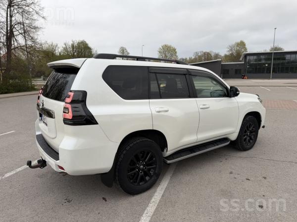 Balts Toyota Land Cruiser 2021 Talsi, ar dzinēja tilpumu 2.80 L un nobraukumu 104 tūkst. km par 50000 €, foto 4 vietnē AUTOMOTO.COM.LV