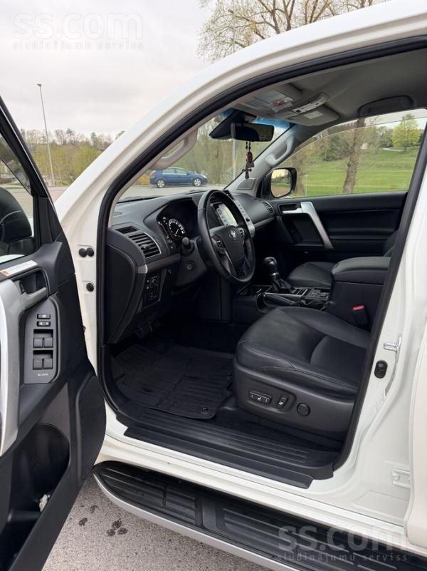 Balts Toyota Land Cruiser 2021 Talsi, ar dzinēja tilpumu 2.80 L un nobraukumu 104 tūkst. km par 50000 €, foto 5 vietnē AUTOMOTO.COM.LV