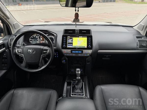 Balts Toyota Land Cruiser 2021 Talsi, ar dzinēja tilpumu 2.80 L un nobraukumu 104 tūkst. km par 50000 €, foto 9 vietnē AUTOMOTO.COM.LV