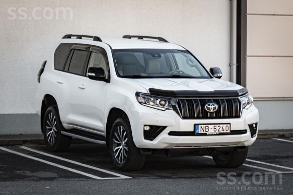 White Toyota Land Cruiser 2021 in Riga, with an engine capacity of 2.80 L and mileage of 42 thousand km for 50950 €, photo 4 on AUTOMOTO.COM.LV