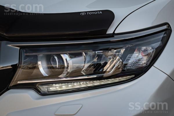 White Toyota Land Cruiser 2021 in Riga, with an engine capacity of 2.80 L and mileage of 42 thousand km for 50950 €, photo 8 on AUTOMOTO.COM.LV