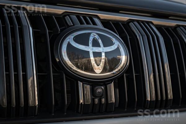 White Toyota Land Cruiser 2021 in Riga, with an engine capacity of 2.80 L and mileage of 42 thousand km for 50950 €, photo 10 on AUTOMOTO.COM.LV