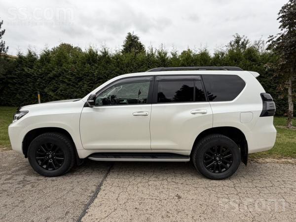 White Toyota Land Cruiser 2021 in Riga, with an engine capacity of 2.80 L and mileage of 128 thousand km for 50000 €, photo 1 on AUTOMOTO.COM.LV