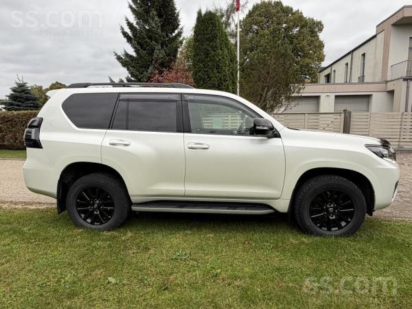 White Toyota Land Cruiser 2021 in Riga, with an engine capacity of 2.80 L and mileage of 128 thousand km for 50000 €, photo 3 on AUTOMOTO.COM.LV