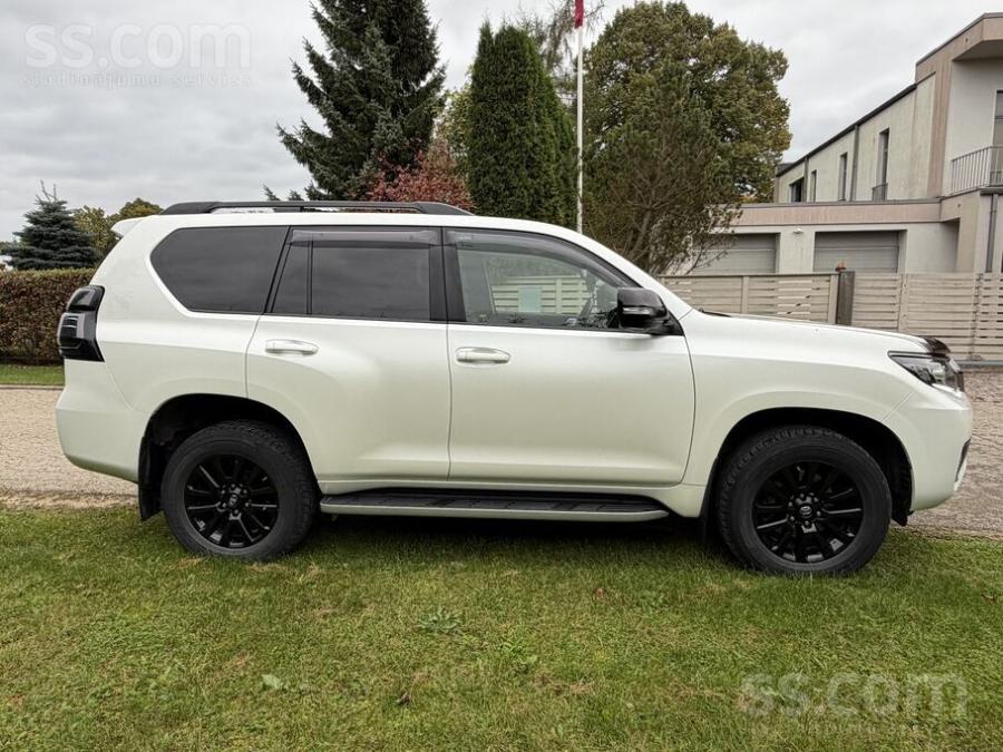 Balts Toyota Land Cruiser 2021 Rīga, ar dzinēja tilpumu 2.80 L un nobraukumu 128 tūkst. km par 50000 €, foto 3 vietnē AUTOMOTO.COM.LV