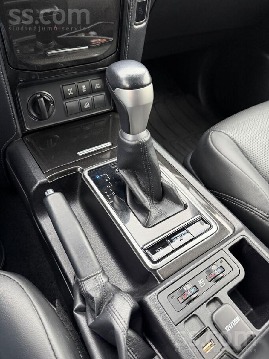 Balts Toyota Land Cruiser 2021 Rīga, ar dzinēja tilpumu 2.80 L un nobraukumu 128 tūkst. km par 50000 €, foto 7 vietnē AUTOMOTO.COM.LV
