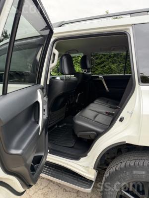 Balts Toyota Land Cruiser 2021 Rīga, ar dzinēja tilpumu 2.80 L un nobraukumu 128 tūkst. km par 50000 €, foto 11 vietnē AUTOMOTO.COM.LV