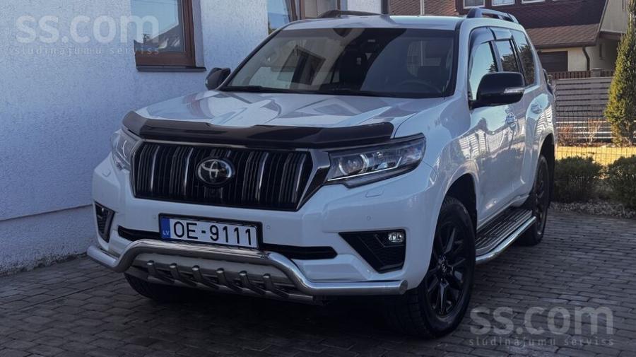 White Toyota Land Cruiser 2022 in Riga, with an engine capacity of 2.80 L and mileage of 79 thousand km for 49999 €, photo 1 on AUTOMOTO.COM.LV