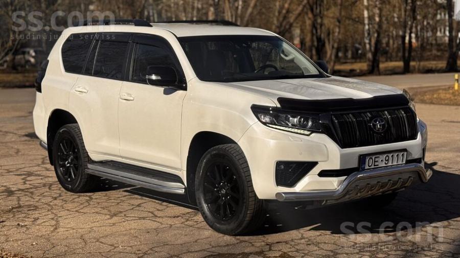 White Toyota Land Cruiser 2022 in Riga, with an engine capacity of 2.80 L and mileage of 79 thousand km for 49999 €, photo 3 on AUTOMOTO.COM.LV