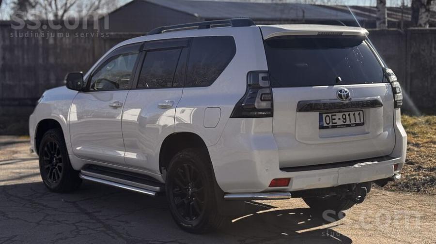 White Toyota Land Cruiser 2022 in Riga, with an engine capacity of 2.80 L and mileage of 79 thousand km for 49999 €, photo 5 on AUTOMOTO.COM.LV