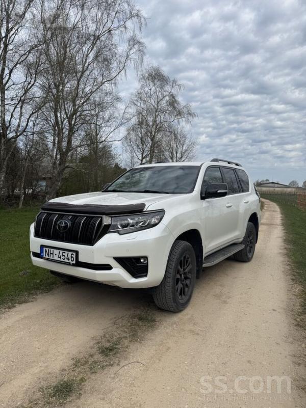 Balts Toyota Land Cruiser 2022 Liepāja, ar dzinēja tilpumu 2.80 L un nobraukumu 93 tūkst. km par 50000 €, foto 1 vietnē AUTOMOTO.COM.LV