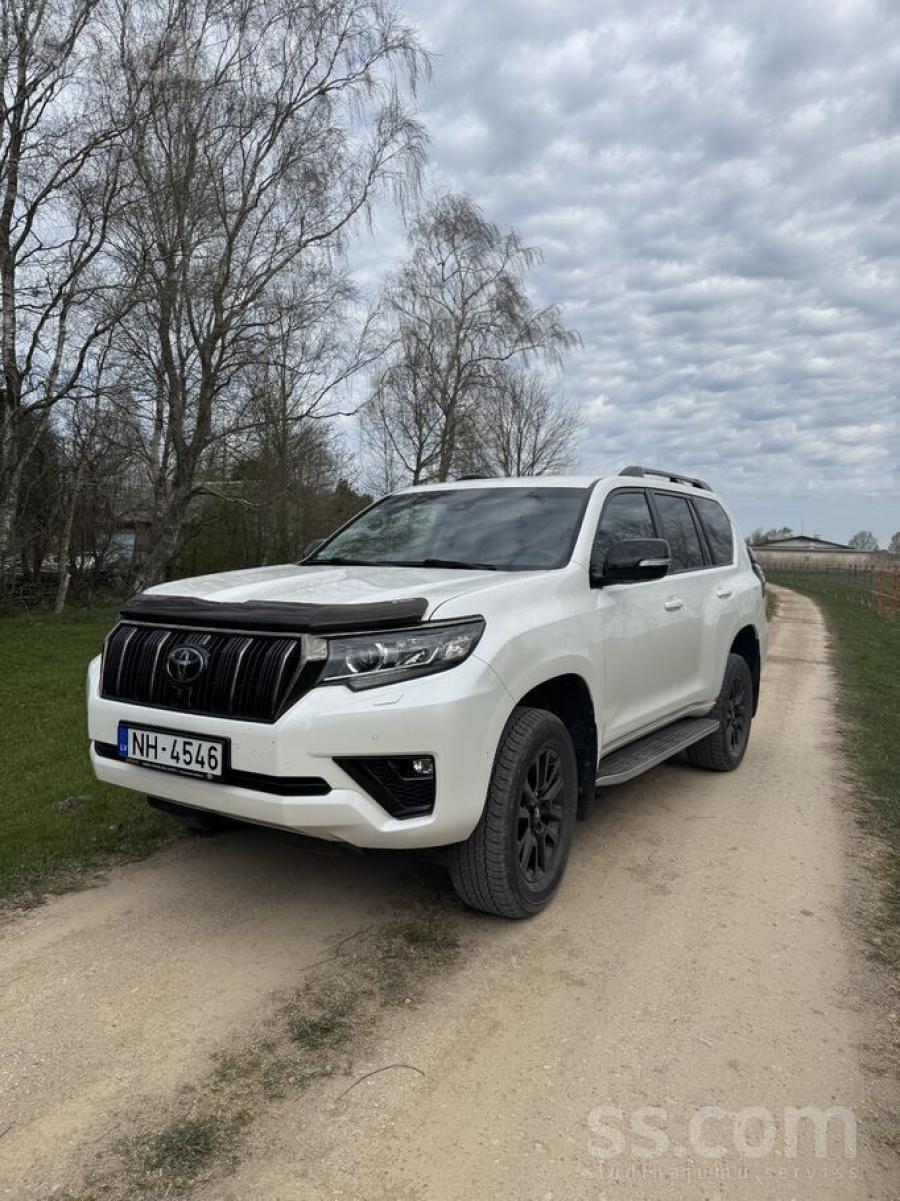 White Toyota Land Cruiser 2022 in Liepaja, with an engine capacity of 2.80 L and mileage of 93 thousand km for 50000 €, photo 1 on AUTOMOTO.COM.LV
