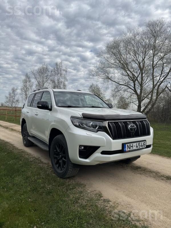 Balts Toyota Land Cruiser 2022 Liepāja, ar dzinēja tilpumu 2.80 L un nobraukumu 93 tūkst. km par 50000 €, foto 2 vietnē AUTOMOTO.COM.LV