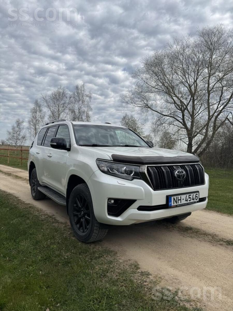 White Toyota Land Cruiser 2022 in Liepaja, with an engine capacity of 2.80 L and mileage of 93 thousand km for 50000 €, photo 3 on AUTOMOTO.COM.LV