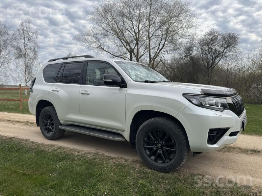 White Toyota Land Cruiser 2022 in Liepaja, with an engine capacity of 2.80 L and mileage of 93 thousand km for 50000 €, photo 4 on AUTOMOTO.COM.LV