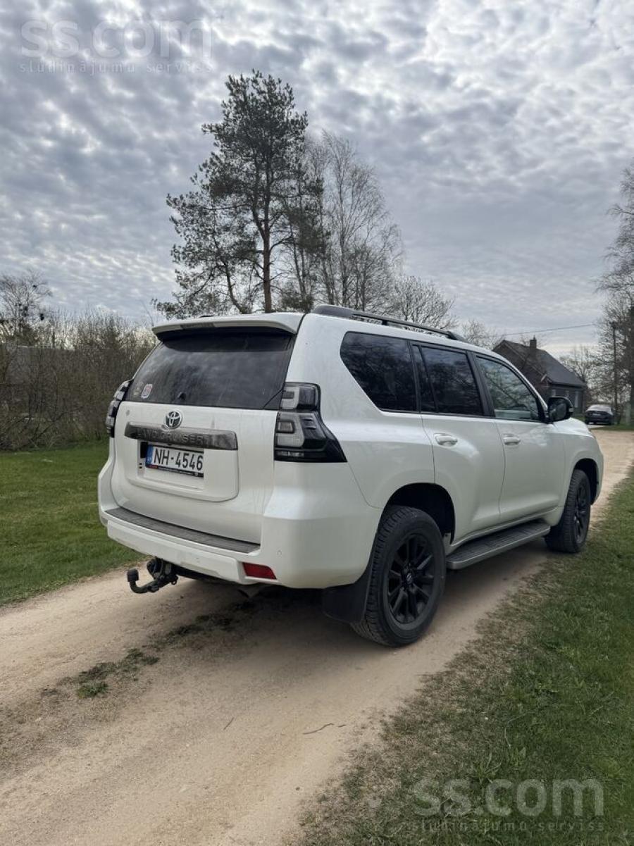 White Toyota Land Cruiser 2022 in Liepaja, with an engine capacity of 2.80 L and mileage of 93 thousand km for 50000 €, photo 5 on AUTOMOTO.COM.LV
