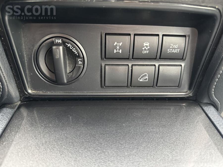 White Toyota Land Cruiser 2022 in Liepaja, with an engine capacity of 2.80 L and mileage of 93 thousand km for 50000 €, photo 11 on AUTOMOTO.COM.LV