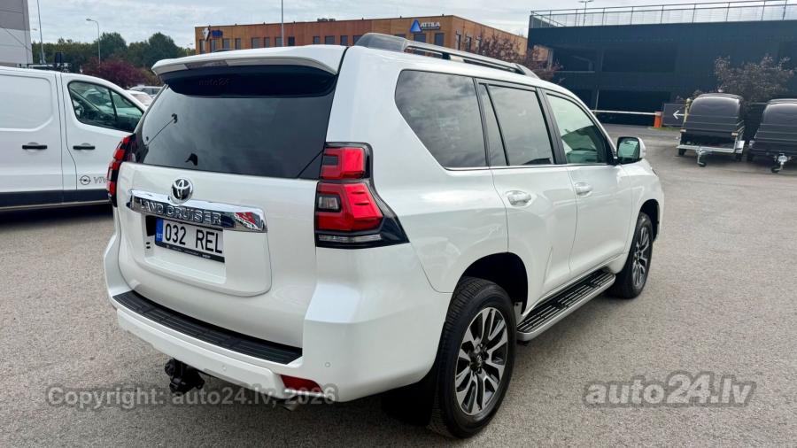 Balts Toyota Land Cruiser 2022 Tallina, ar dzinēja tilpumu 2.80 L un nobraukumu 45 tūkst. km par 59500 €, foto 10 vietnē AUTOMOTO.COM.LV