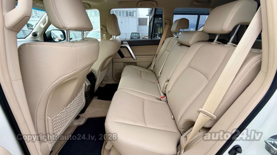 Balts Toyota Land Cruiser 2022 Tallina, ar dzinēja tilpumu 2.80 L un nobraukumu 45 tūkst. km par 59500 €, foto 17 vietnē AUTOMOTO.COM.LV