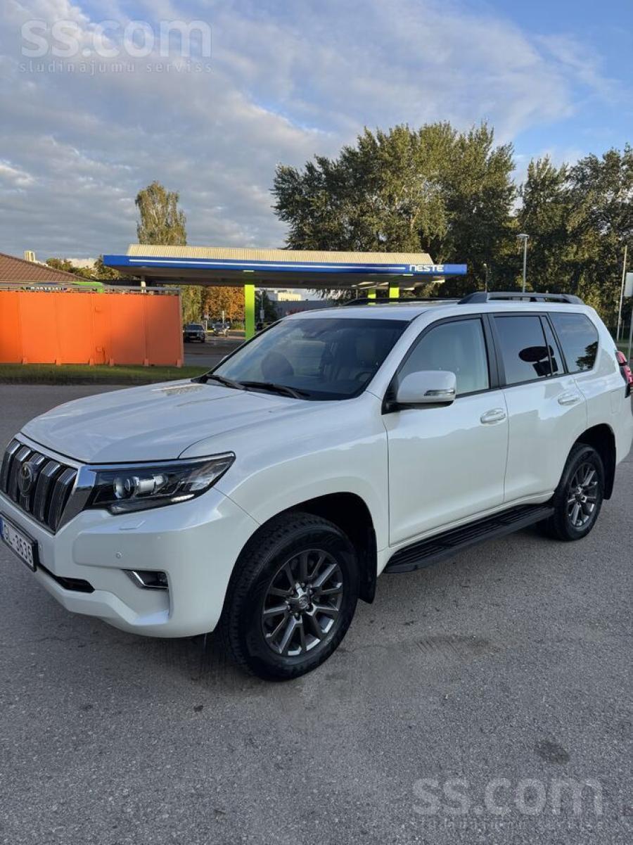 Balts Toyota Land Cruiser 2023 Rīga, ar dzinēja tilpumu 2.80 L un nobraukumu 31 tūkst. km par 58000 €, foto 3 vietnē AUTOMOTO.COM.LV