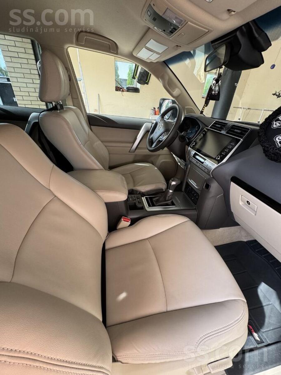 Balts Toyota Land Cruiser 2023 Rīga, ar dzinēja tilpumu 2.80 L un nobraukumu 31 tūkst. km par 58000 €, foto 5 vietnē AUTOMOTO.COM.LV