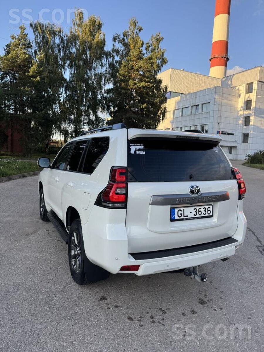 Balts Toyota Land Cruiser 2023 Rīga, ar dzinēja tilpumu 2.80 L un nobraukumu 31 tūkst. km par 58000 €, foto 10 vietnē AUTOMOTO.COM.LV
