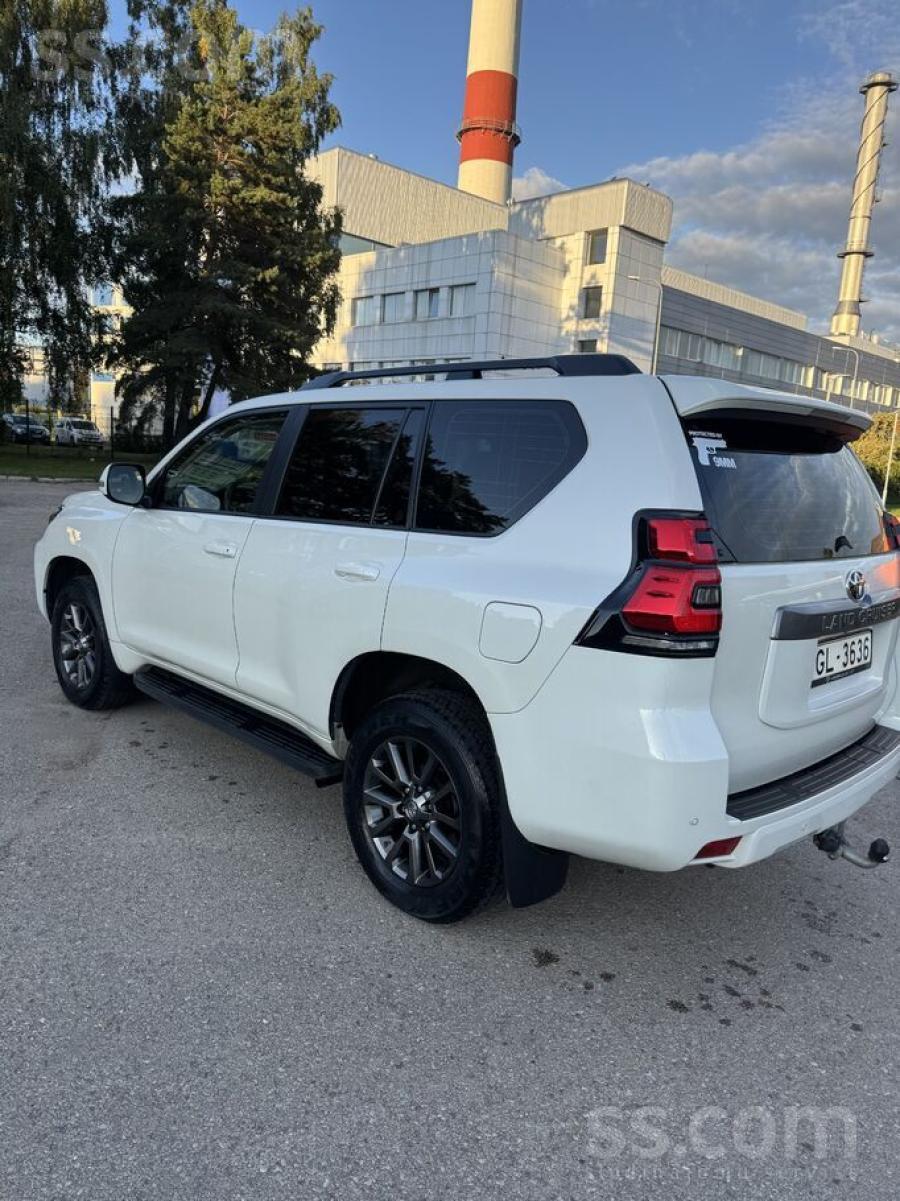 Balts Toyota Land Cruiser 2023 Rīga, ar dzinēja tilpumu 2.80 L un nobraukumu 31 tūkst. km par 58000 €, foto 11 vietnē AUTOMOTO.COM.LV