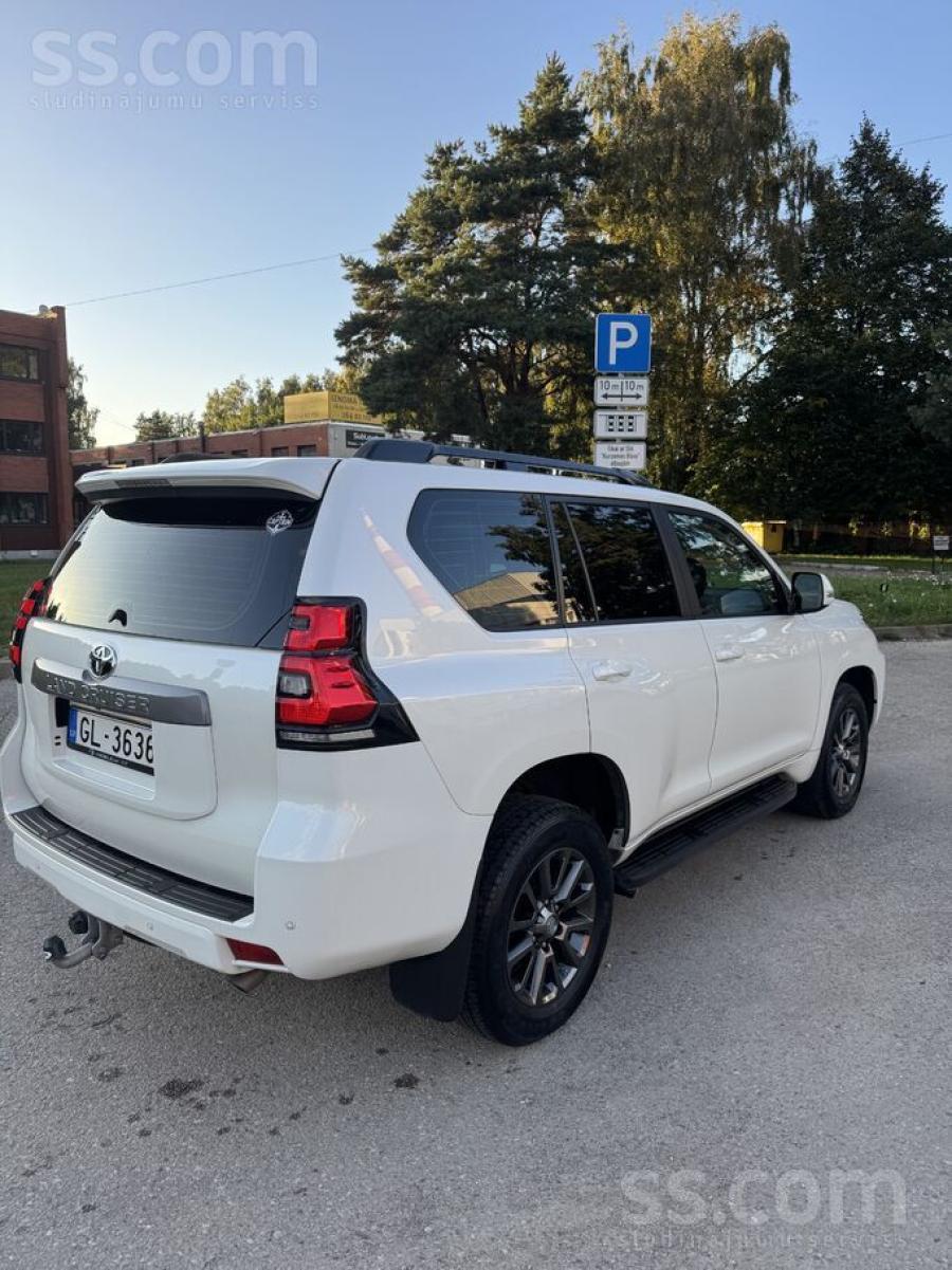 Balts Toyota Land Cruiser 2023 Rīga, ar dzinēja tilpumu 2.80 L un nobraukumu 31 tūkst. km par 58000 €, foto 12 vietnē AUTOMOTO.COM.LV