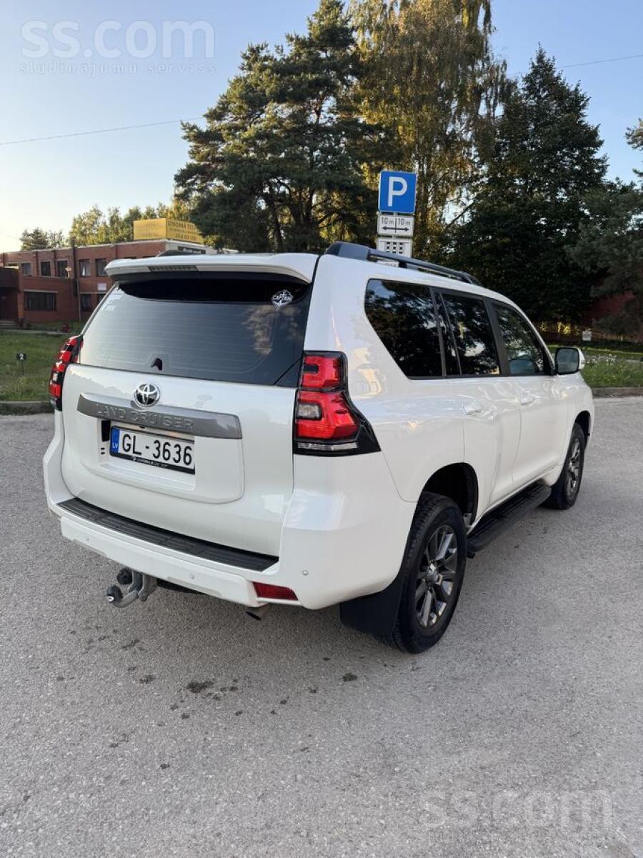 Balts Toyota Land Cruiser 2023 Rīga, ar dzinēja tilpumu 2.80 L un nobraukumu 31 tūkst. km par 58000 €, foto 23 vietnē AUTOMOTO.COM.LV