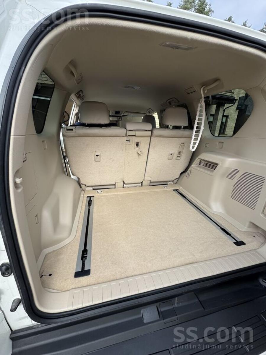 Balts Toyota Land Cruiser 2023 Rīga, ar dzinēja tilpumu 2.80 L un nobraukumu 31 tūkst. km par 58000 €, foto 24 vietnē AUTOMOTO.COM.LV