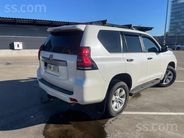 White Toyota Land Cruiser 2023 in Riga, with an engine capacity of 2.80 L and mileage of 85 thousand km for 52000 €, photo 4 on AUTOMOTO.COM.LV